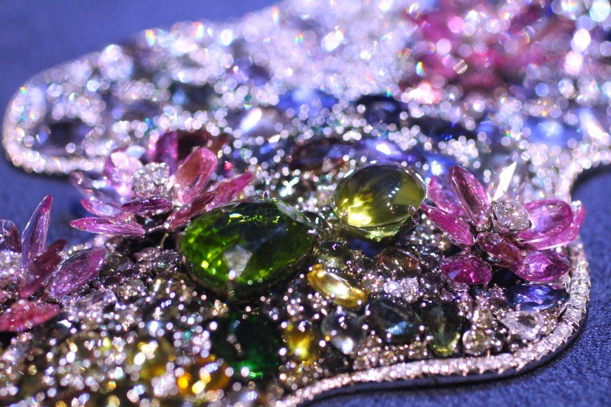 Anna Hu éblouit la Biennale de sa symphonie de gemmes • Like a ...